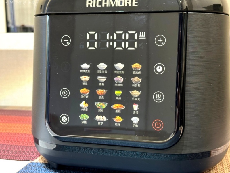 【萬用鍋推薦】RICHMORE AI 多功能萬用鍋RM-0658，全能廚藝王內建20種烹調模式，能煎炒能燉煮超! @壞波妞の旅行食踨